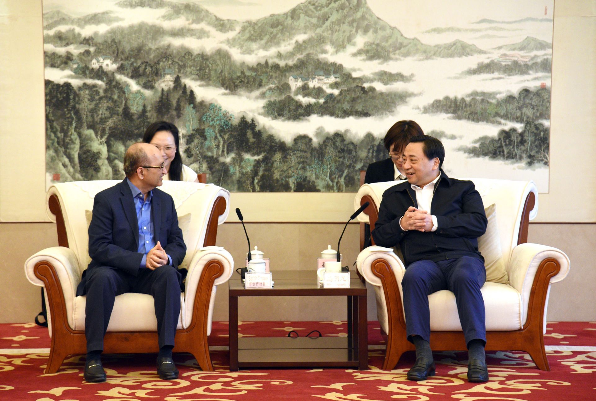 马明龙会见诺贝丽斯高级副总裁兼亚洲区总裁